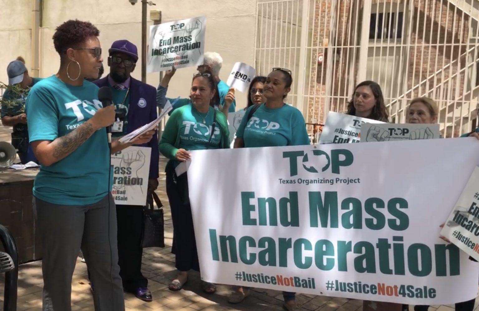 Calling for more accountability in San Antonio / Exigimos más ...